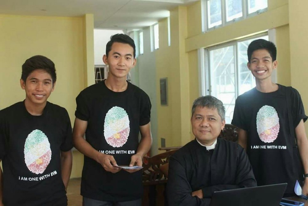 Pamamahagi ng polyeto sa San Jose, Leyte East