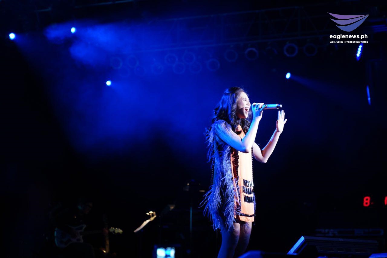 Sarah Geronimo overcome by emotions during Las Vegas concert