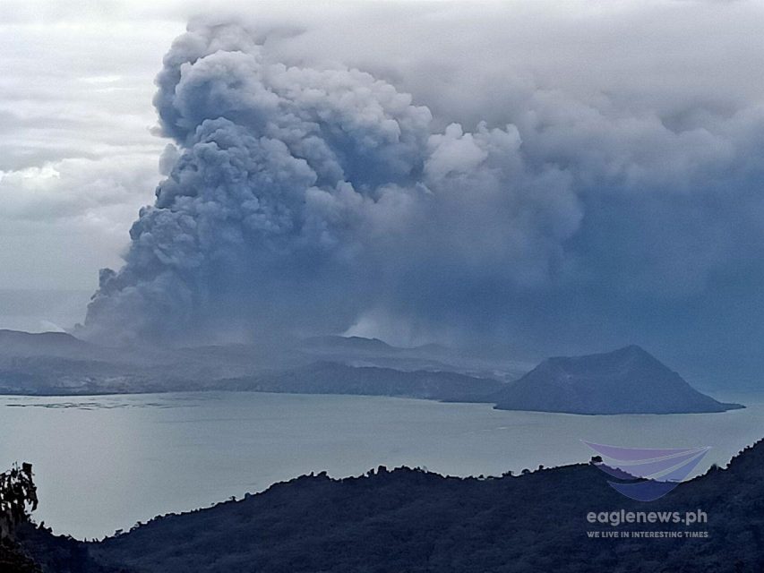 "Continuous eruption" with 500 meter high lava fountains, 2-km high ...