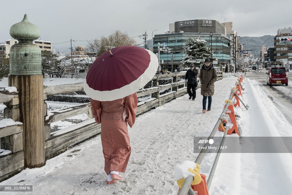 One dead as heavy snow and record cold hit Japan