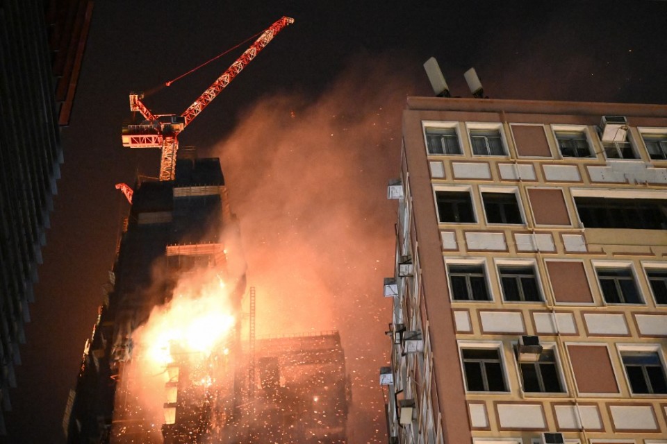 Massive fire hits Hong Kong high-rise construction site