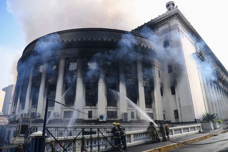 Fire destroys historic Philippine post office building