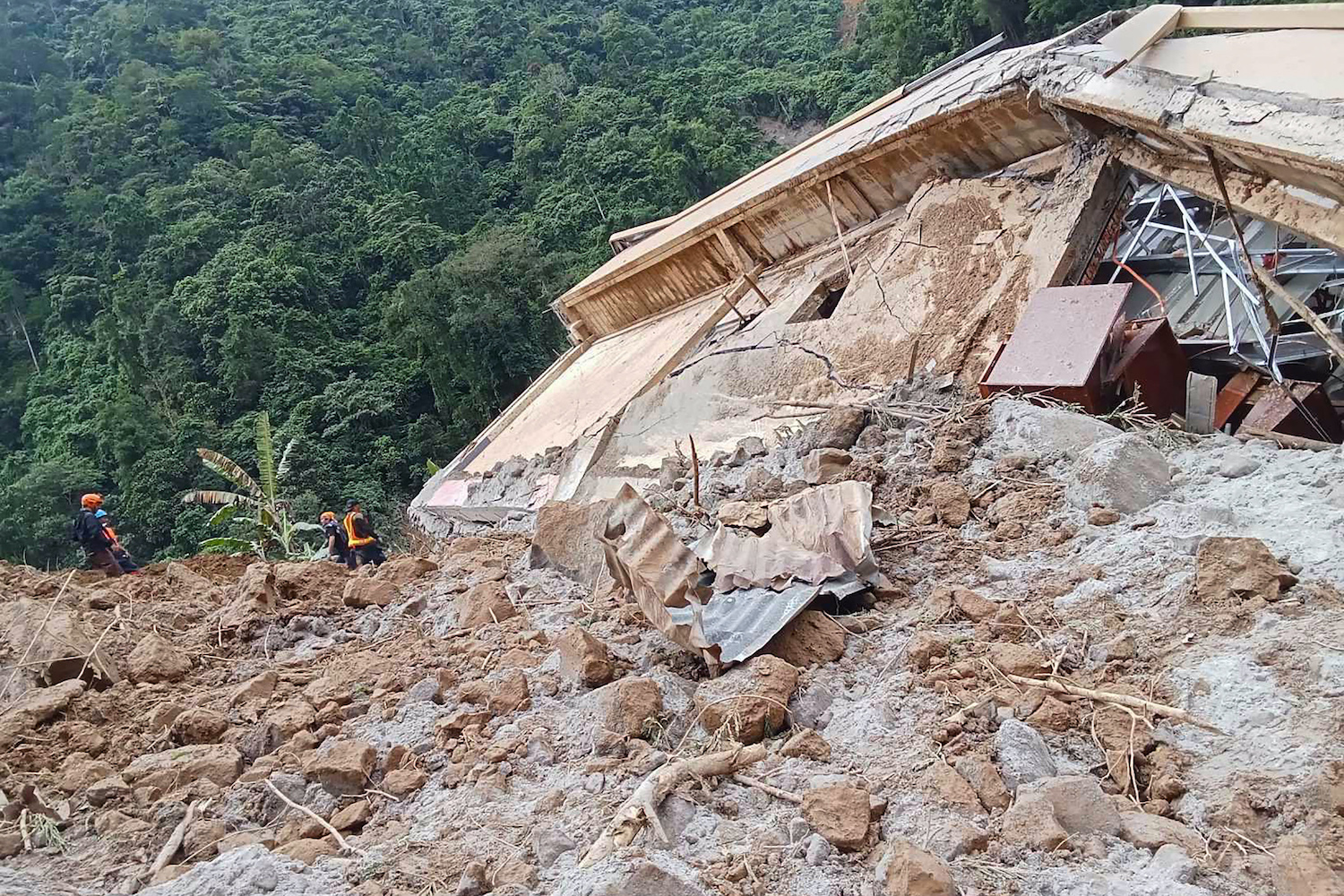 Rescuers use bare hands to search for Philippine landslide survivors