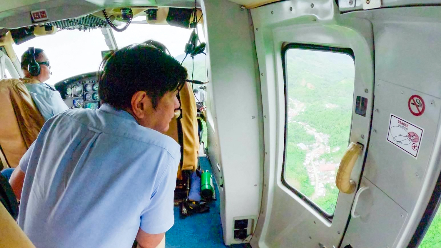 Rescuers use bare hands to search for Philippine landslide survivors