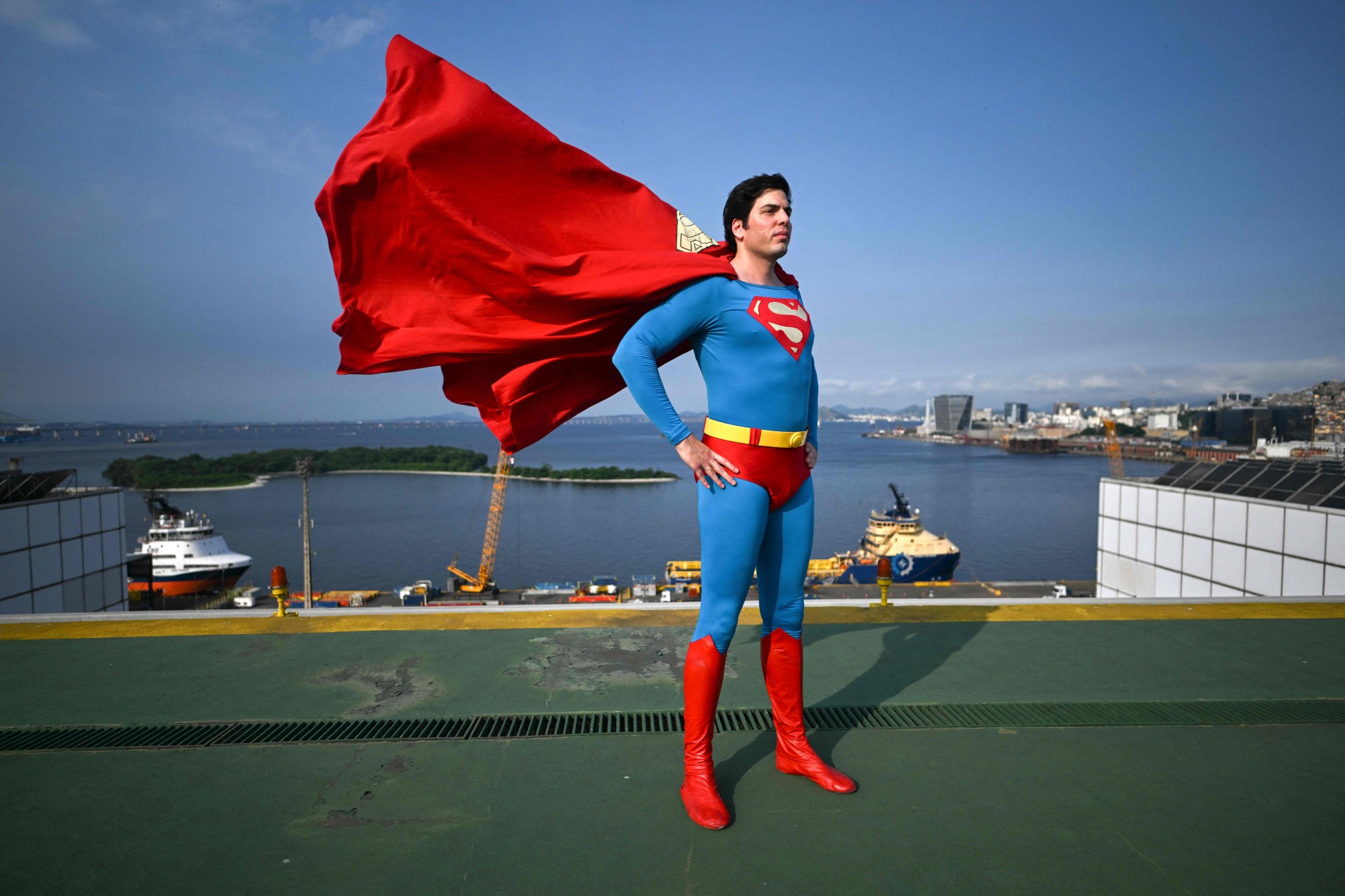 Clark Kent lookalike turns accidental superhero in Brazil