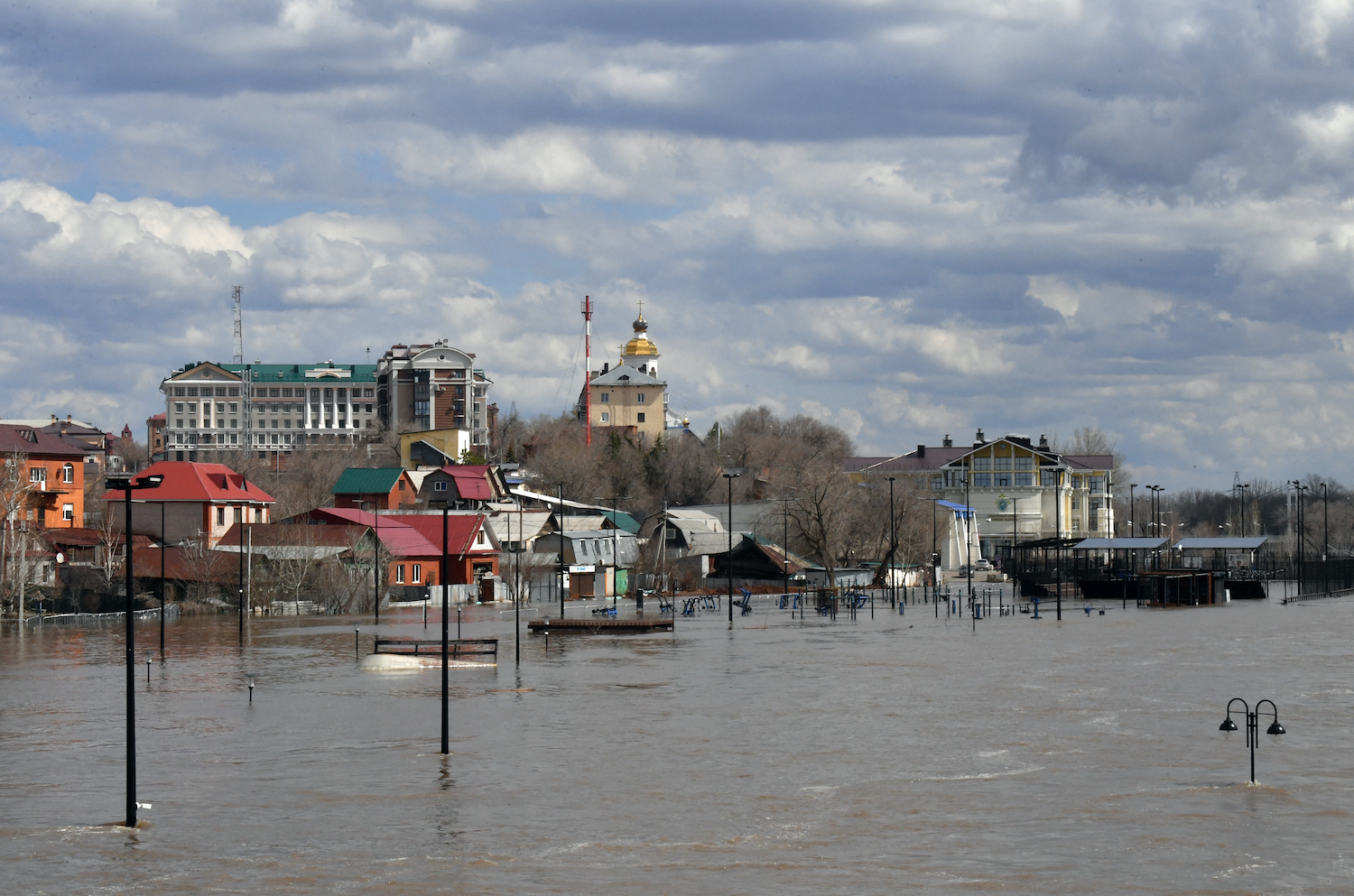 Thousands flee flooding in Russian Urals region of Orenburg